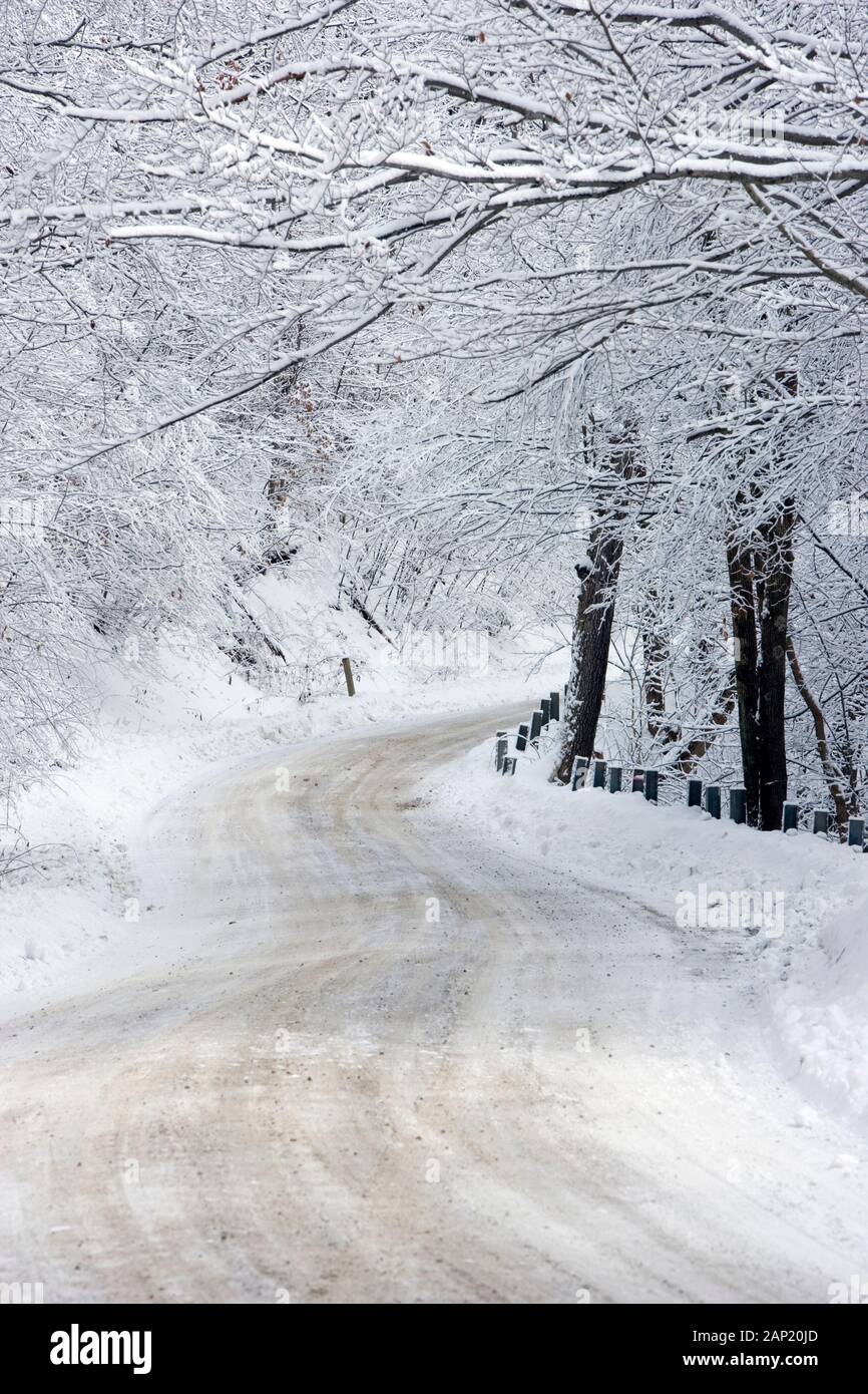 Lonley roadway hi-res stock photography and images - Alamy