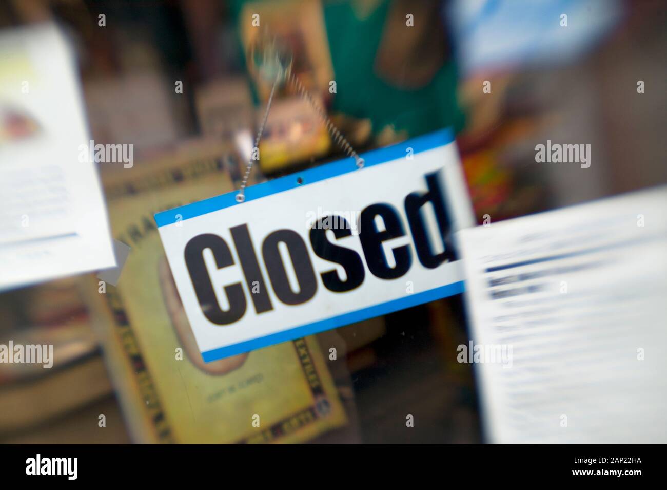 Store closed sign hi-res stock photography and images - Alamy