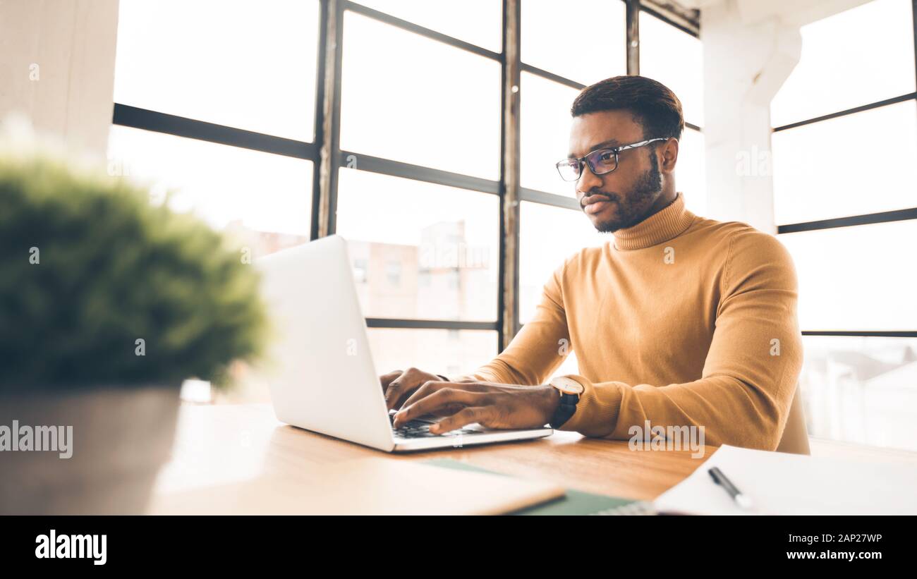 People working in office coding hi-res stock photography and images - Alamy