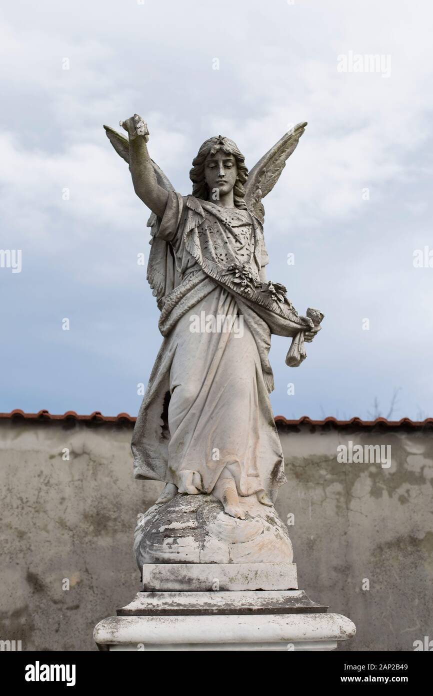 Statue in a cemetery Stock Photo - Alamy