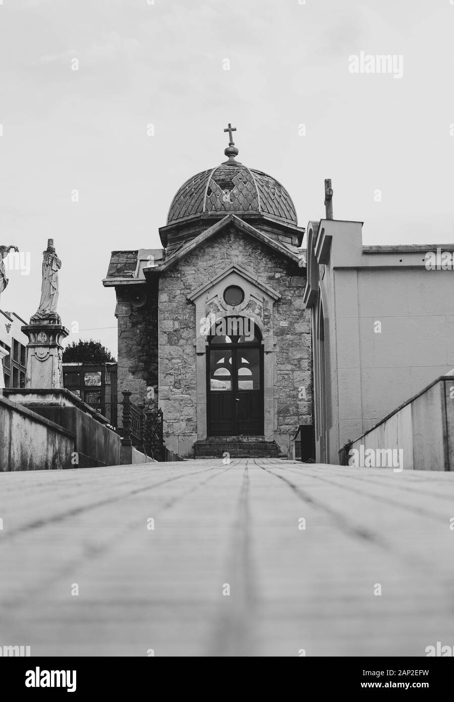 White chapel in background hi-res stock photography and images - Alamy