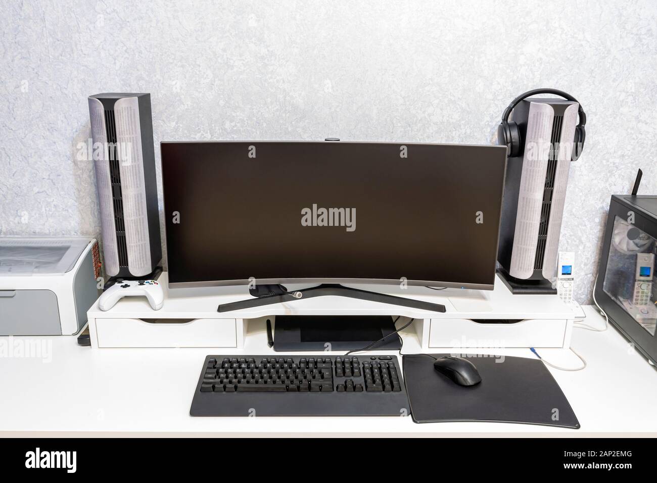 Computer table lover to play computer games Stock Photo - Alamy