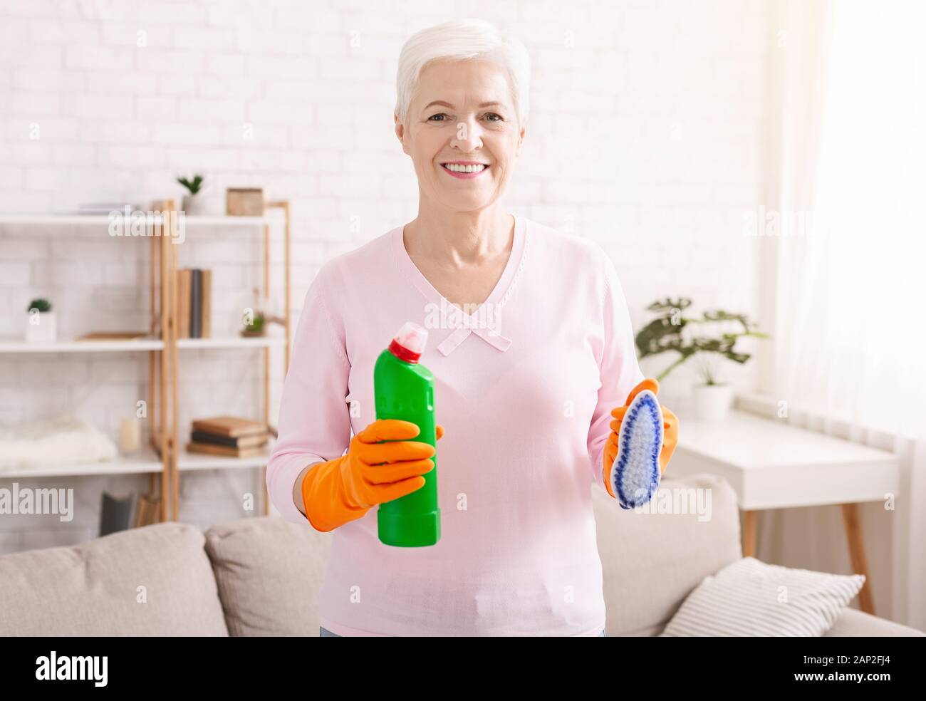 Woman elderly cleaning house hi-res stock photography and images - Alamy