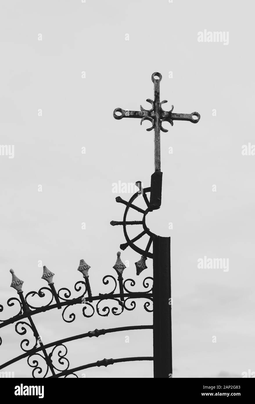 Metal fence cemetery hi-res stock photography and images - Alamy
