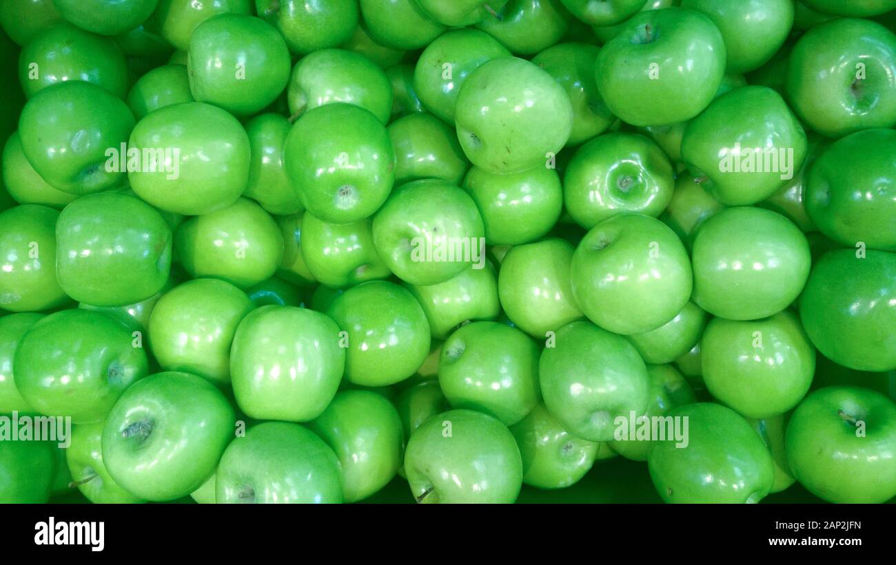 Many green apples Stock Photo - Alamy