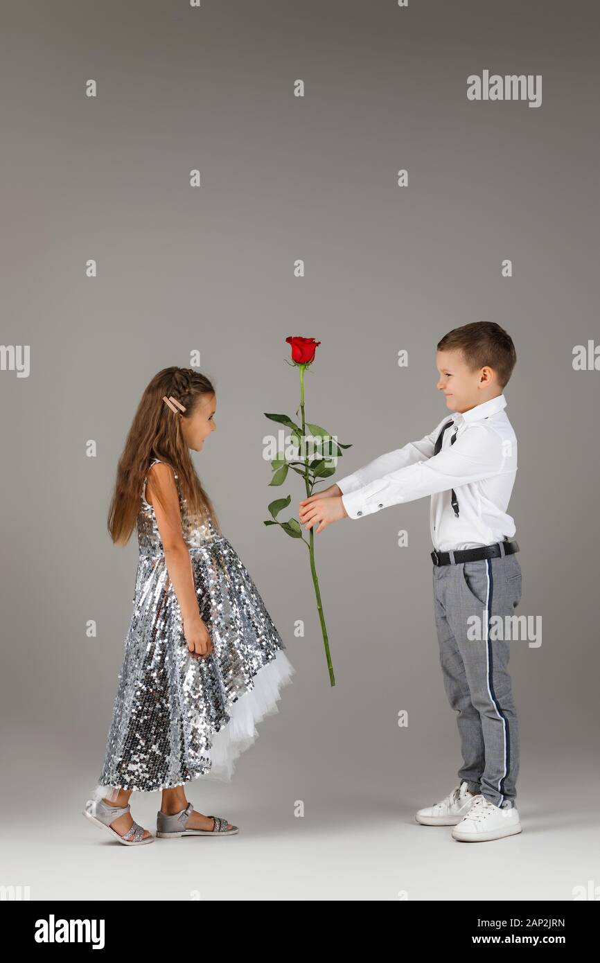 Boy giving rose girl hi-res stock photography and images - Alamy