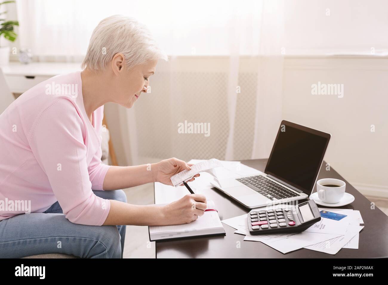 Woman counting notes hi-res stock photography and images - Alamy