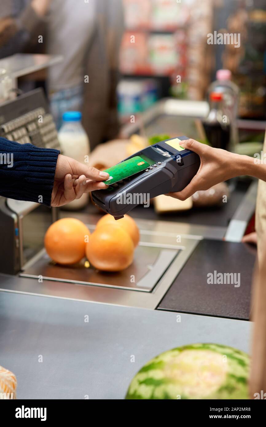 Family supermarket paying credit card hi-res stock photography and ...