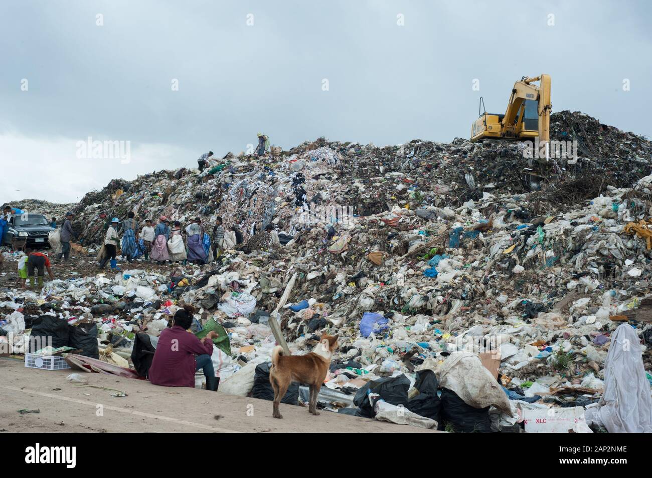Burmese refugees and migrants work in rubbish dump site in the ...