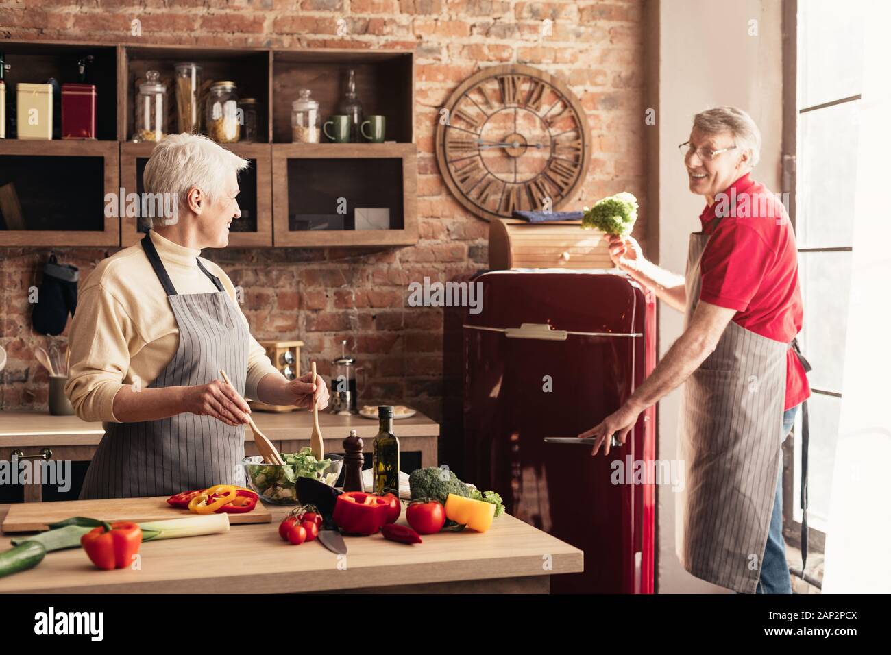 Helping senior cooking hi-res stock photography and images - Alamy