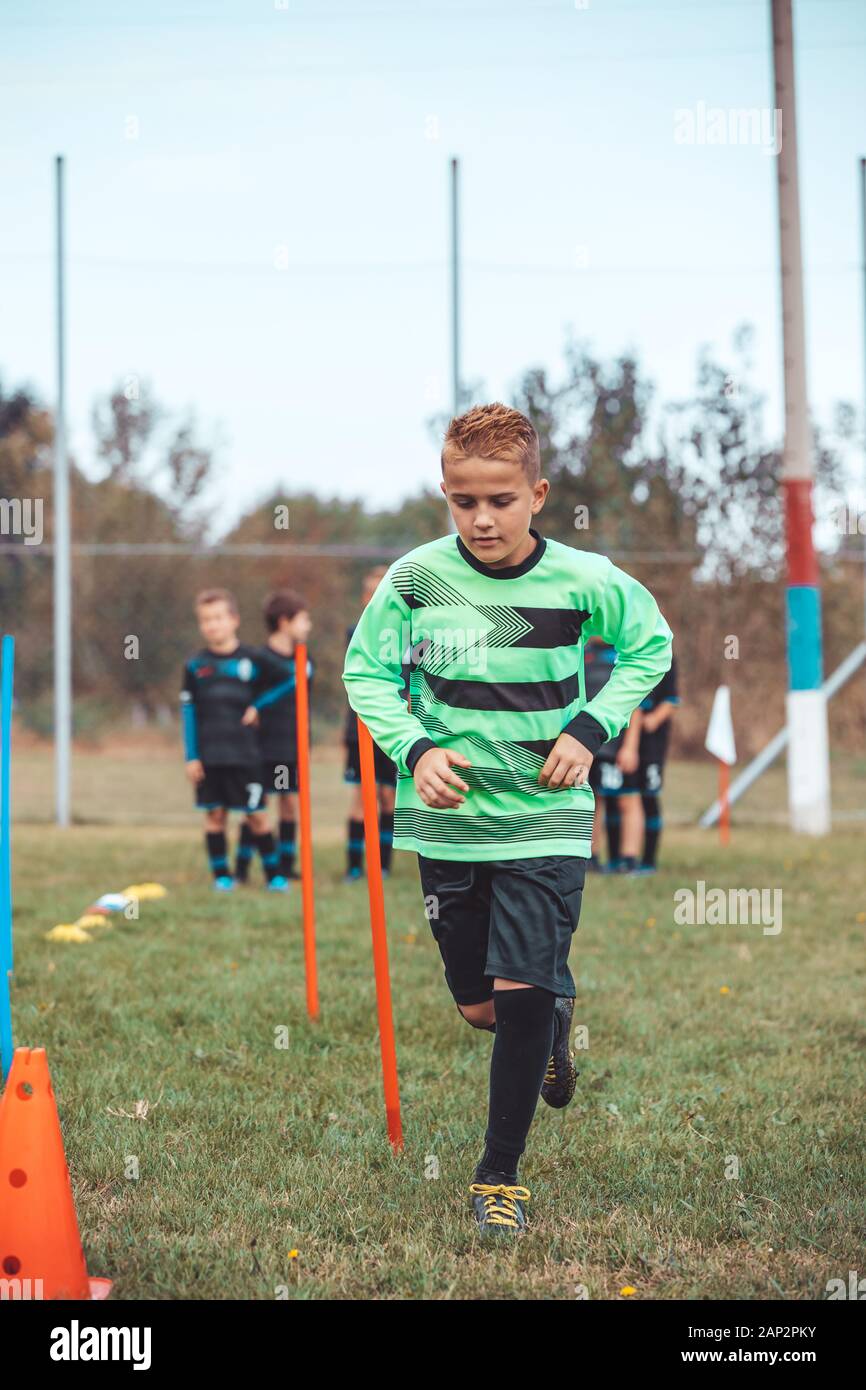 Youth soccer practice drill hi-res stock photography and images - Alamy
