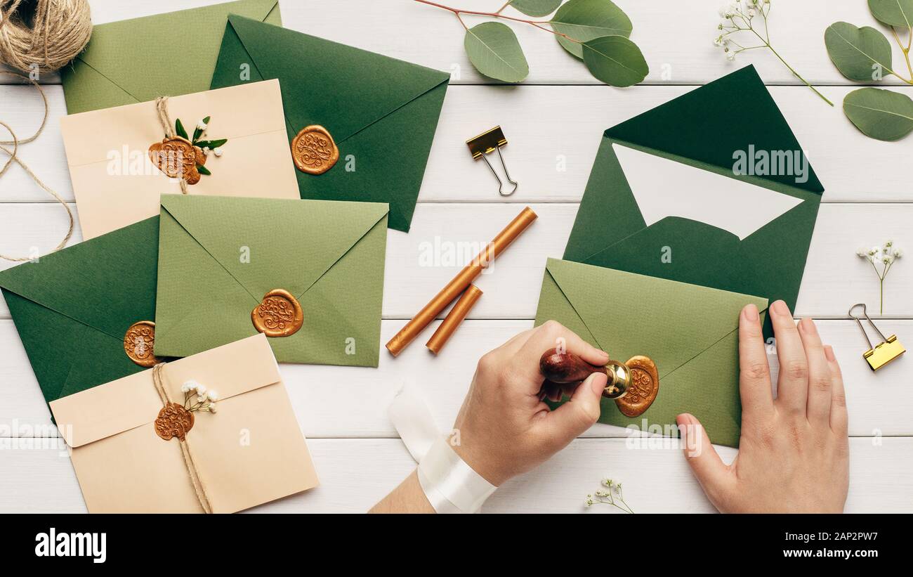 Envelopes hands hi-res stock photography and images - Alamy
