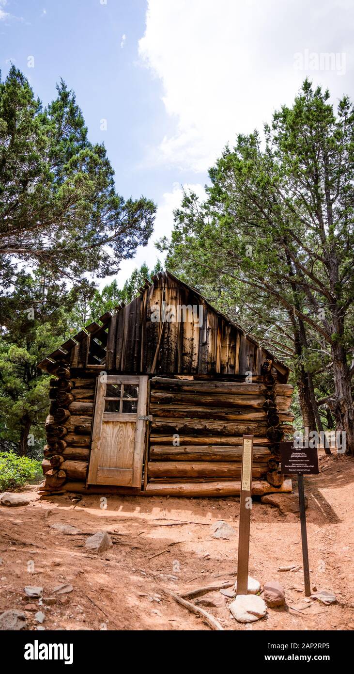 Usa traditional forest cabin hi-res stock photography and images - Alamy