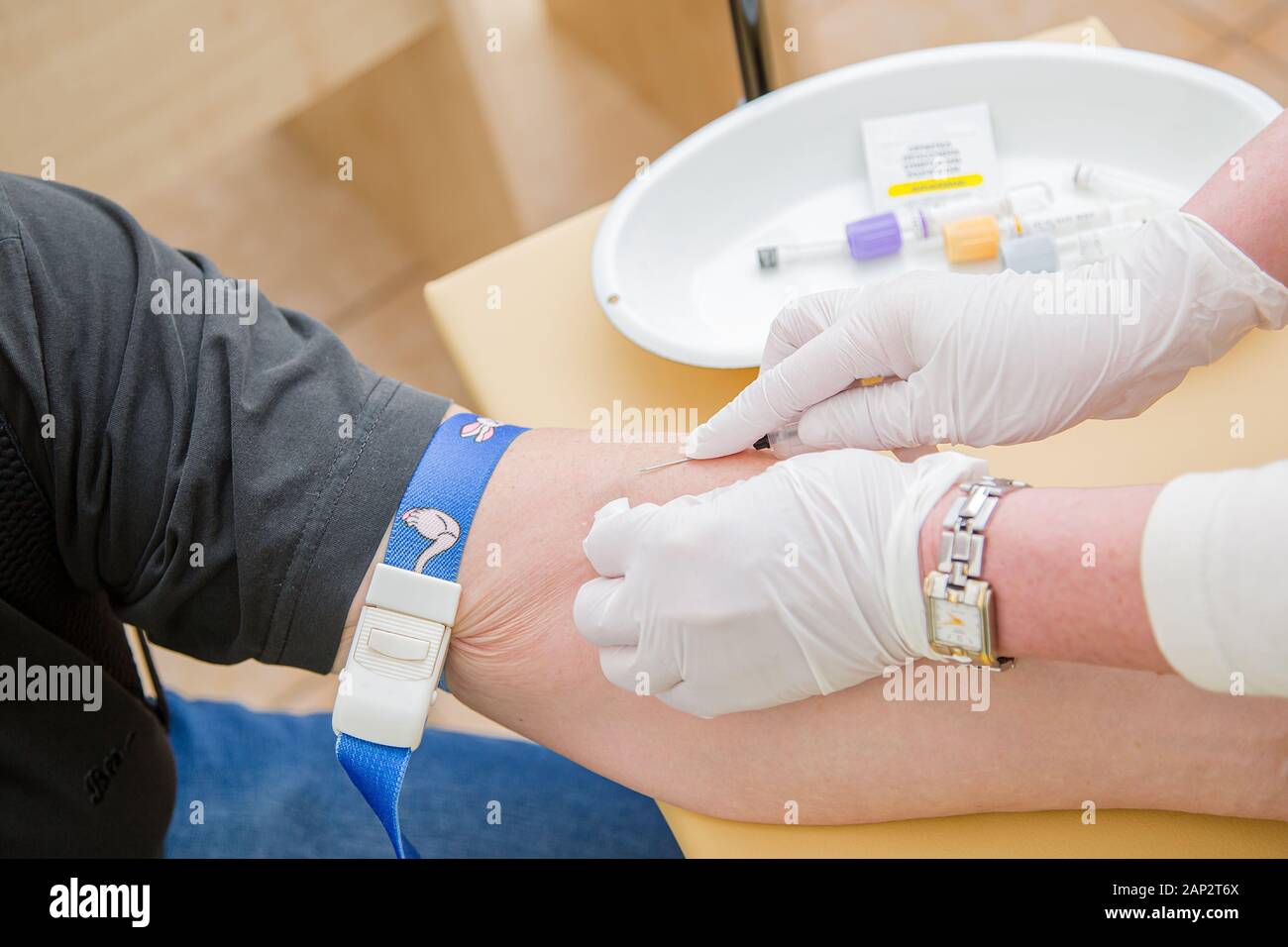 Blood draw man senior hi-res stock photography and images - Alamy