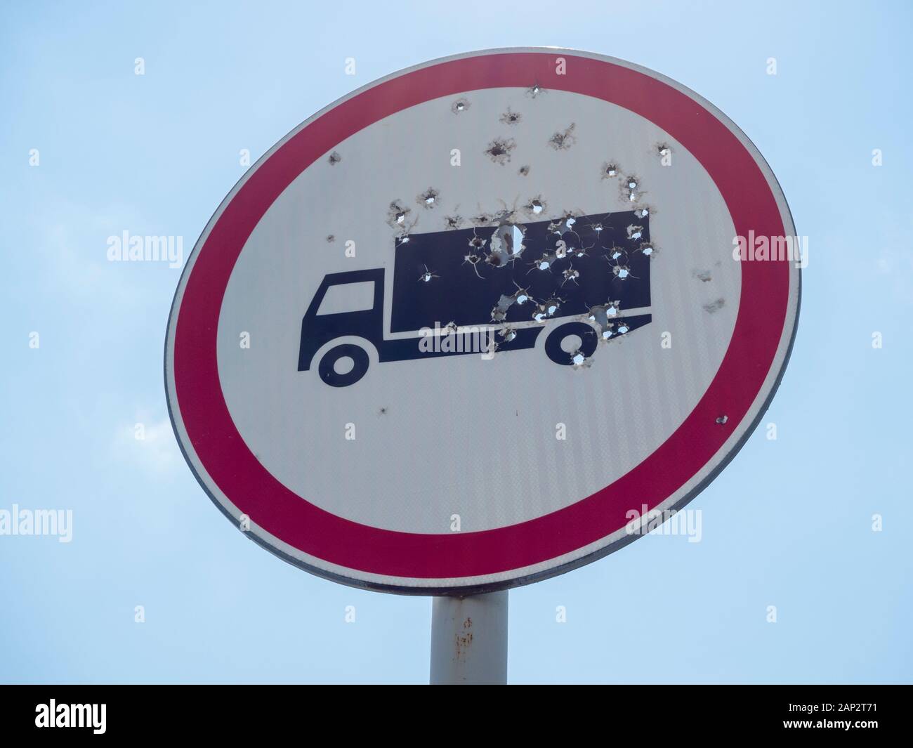 Roadsign bullet hole hi-res stock photography and images - Alamy