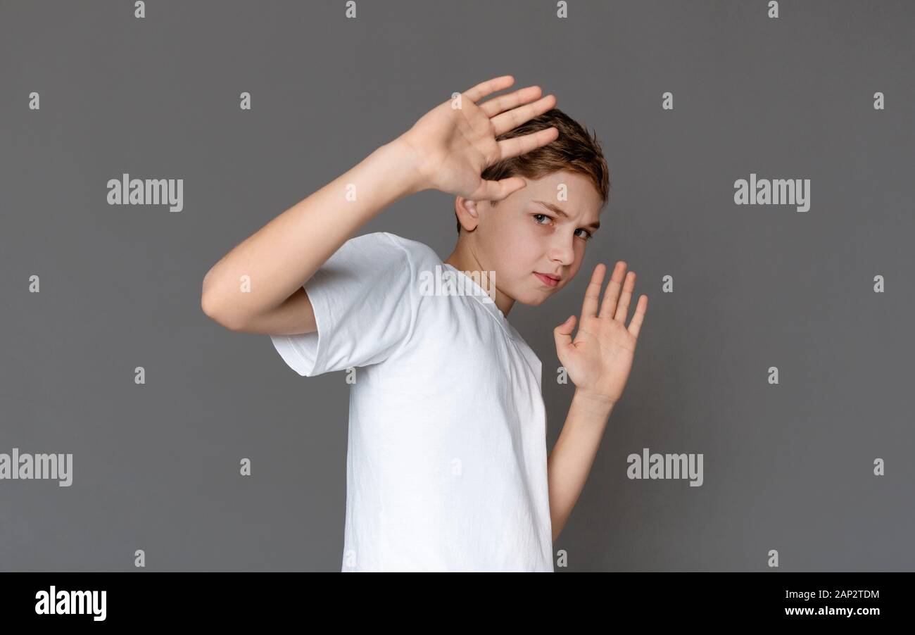 Scared child hiding hi-res stock photography and images - Alamy