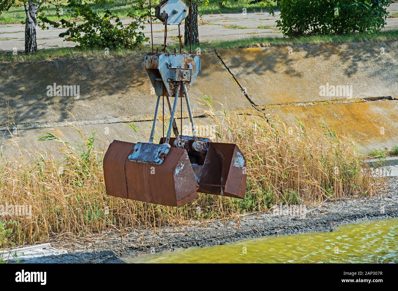Clamshell buckets from for crane which load healing mud from salt lake ...