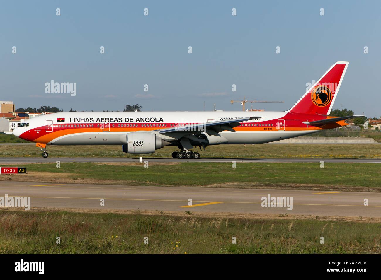 Taag linhas aereas de angola hi-res stock photography and images - Alamy