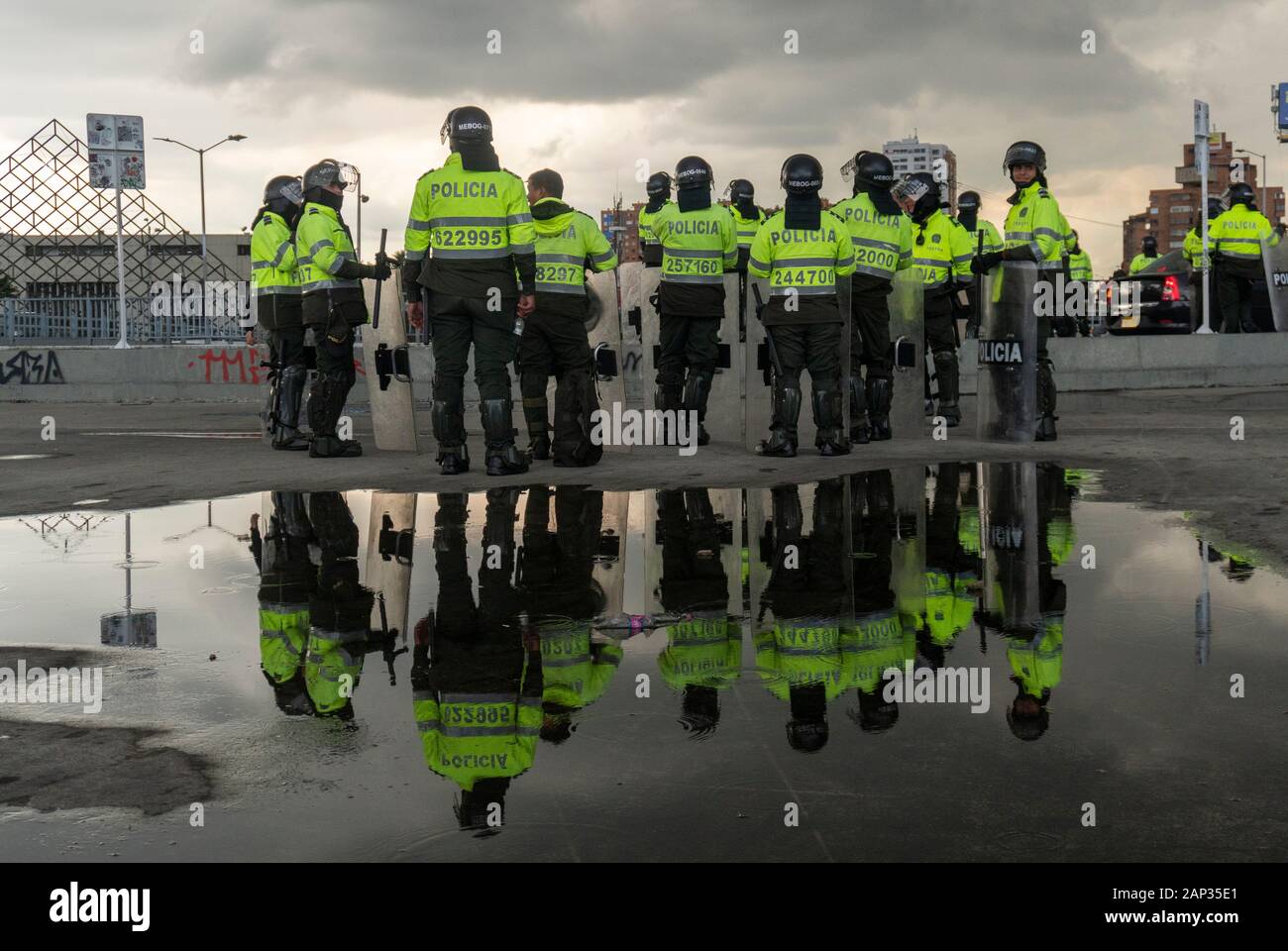A group of police officers on a rainy day Stock Photo - Alamy
