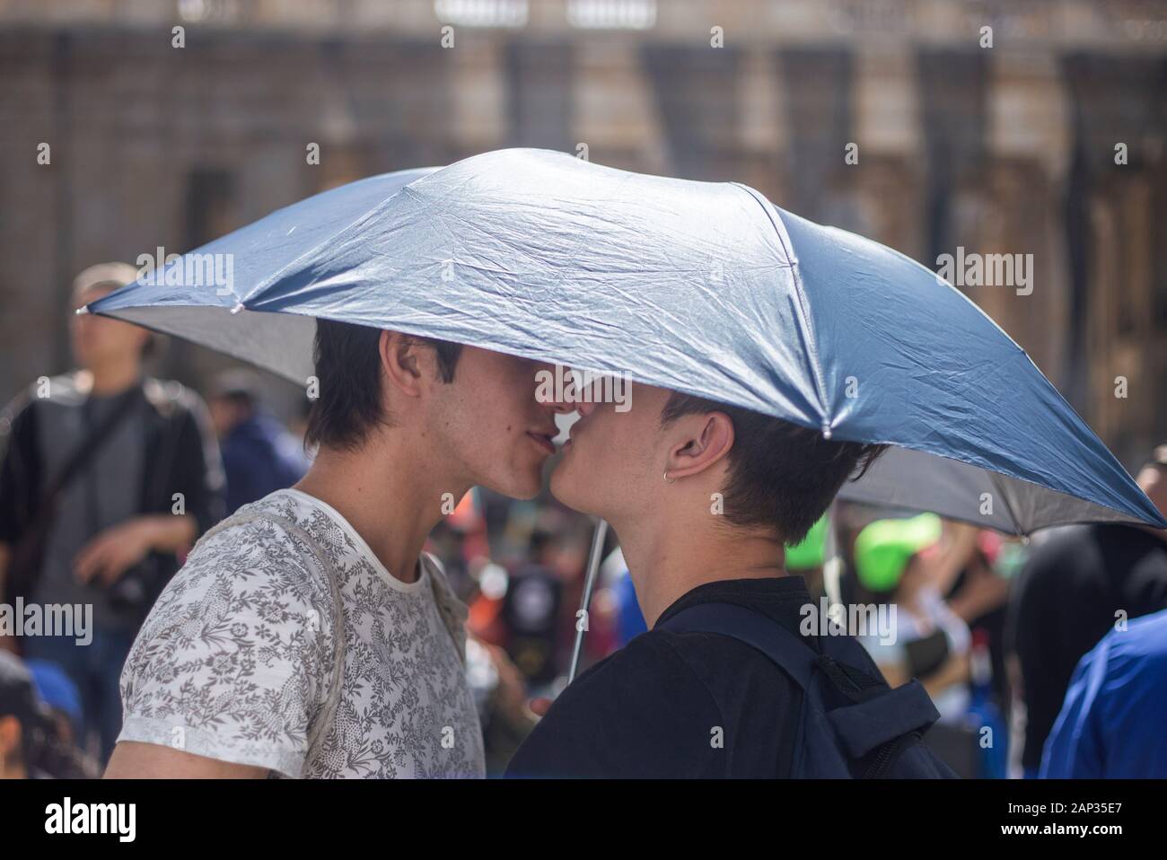 Men kissing hi-res stock photography and images - Alamy