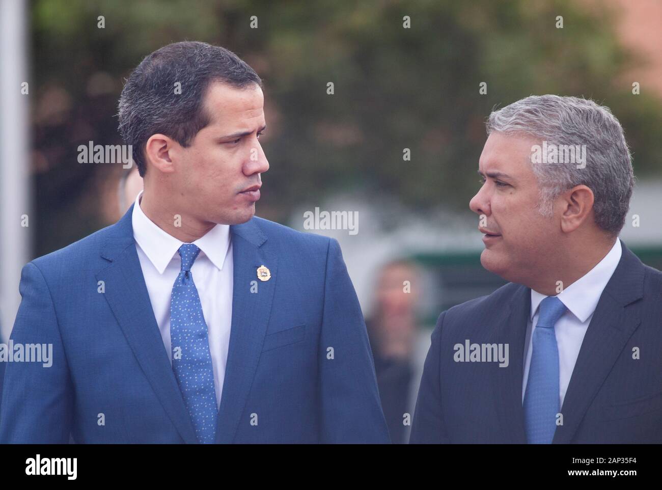 Colombian President Ivan Duque (R) talks to Venezuela's opposition ...
