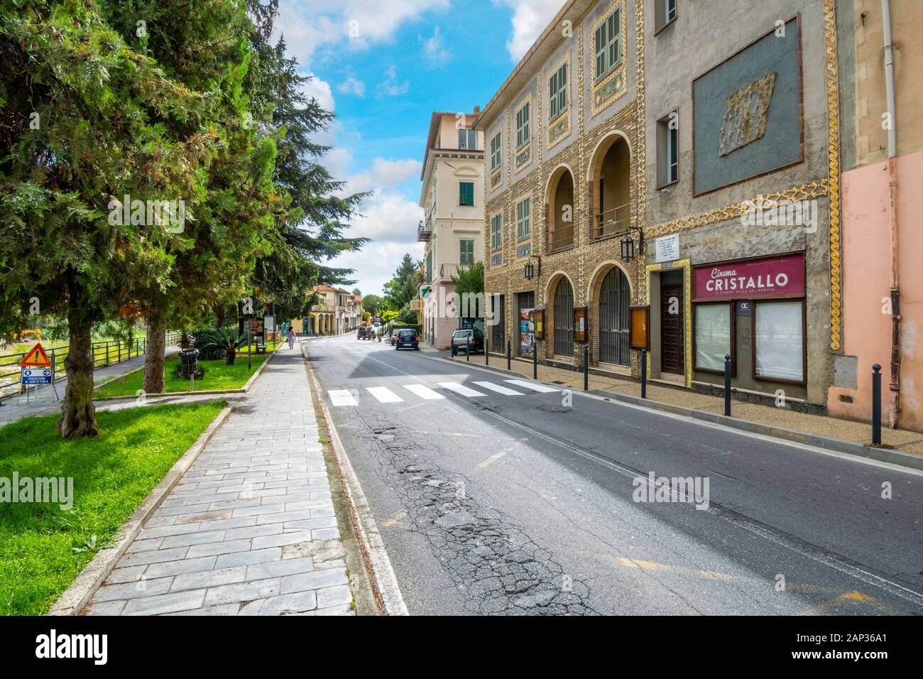 Empty italian street hi-res stock photography and images - Alamy