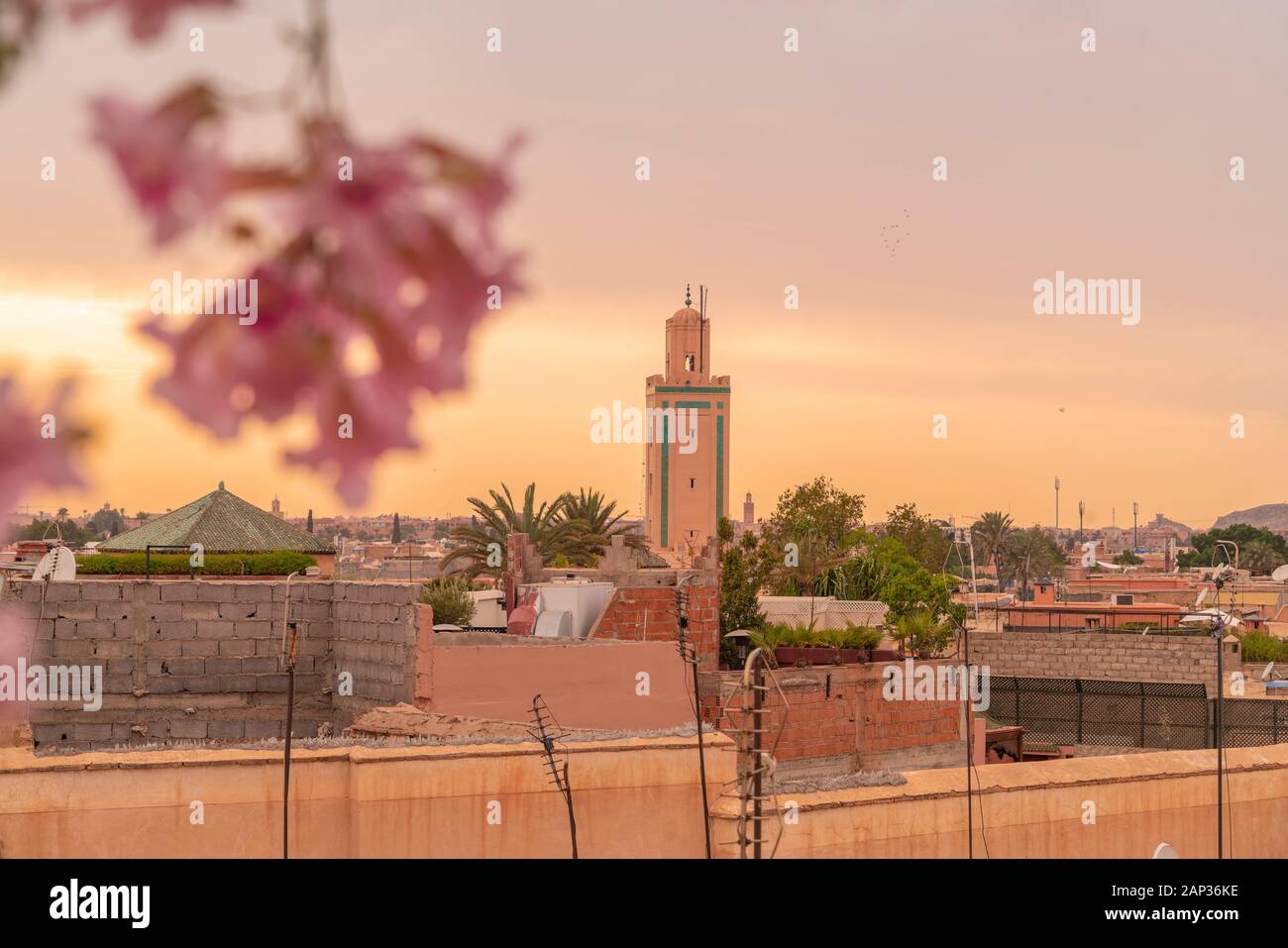 Skyline of Marrakesh with orange sky before sunset and a minaret Stock ...