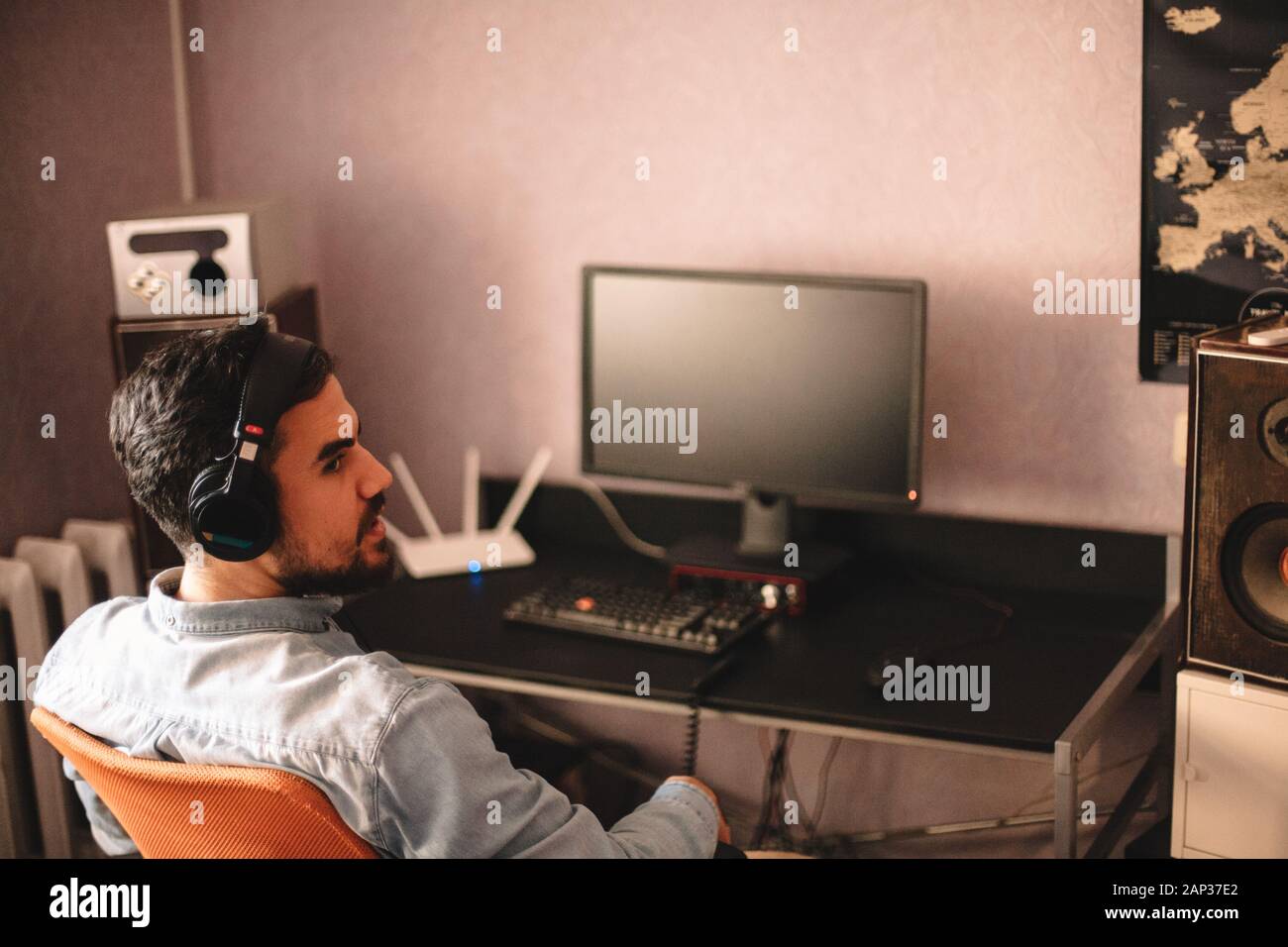 Sitting at desktop hi-res stock photography and images - Alamy