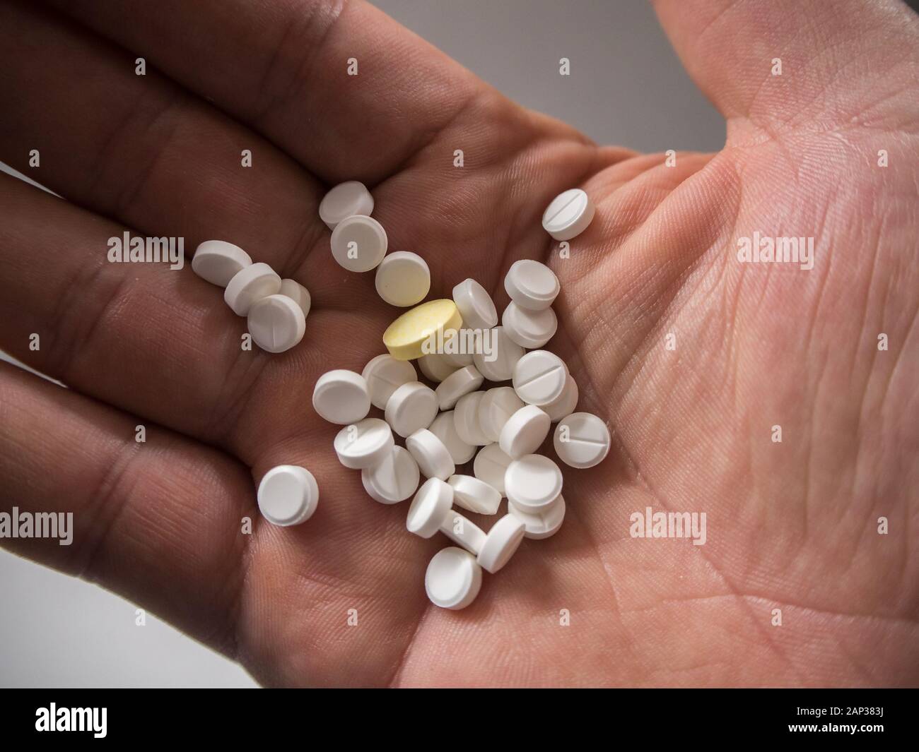 Male doctor hands pills glass hi-res stock photography and images - Alamy