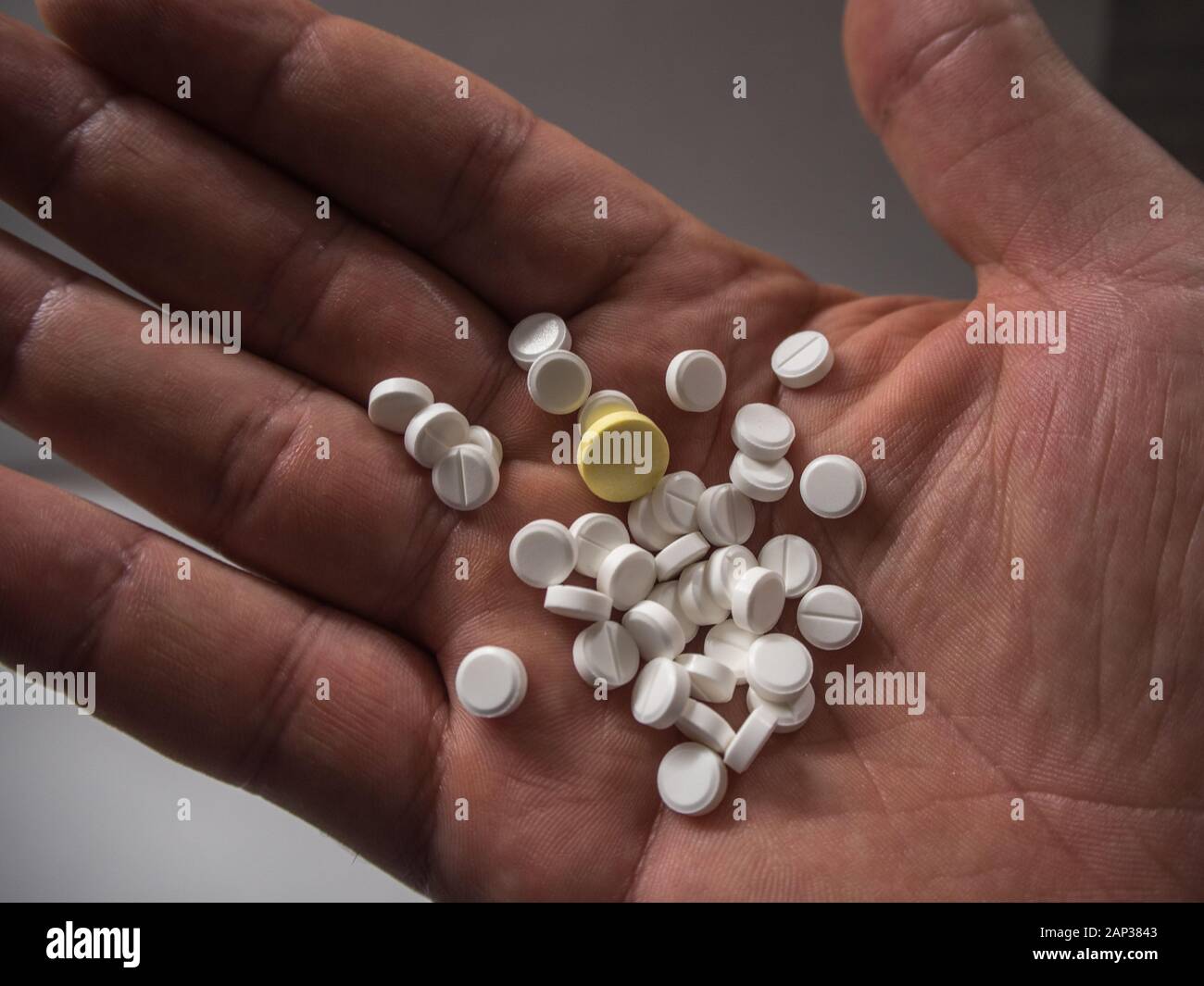 Male doctor hands pills glass hi-res stock photography and images - Alamy