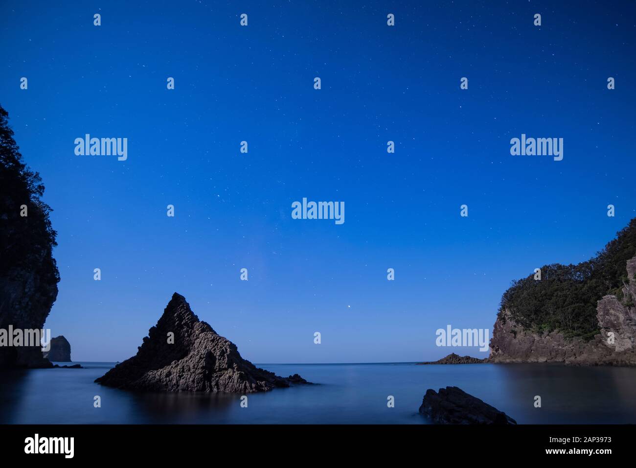 Starry sky over the sea at Futou coast in Izu peninsula, Shizuoka ...