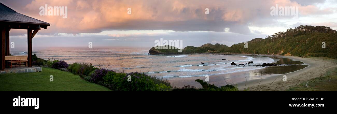 Sunset on remote beach hi-res stock photography and images - Alamy