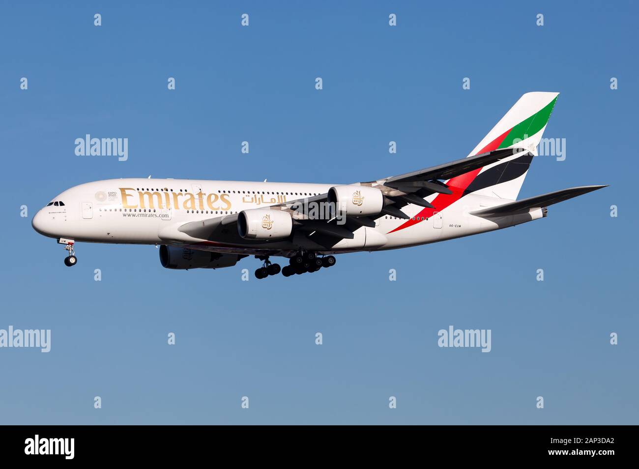 Emirates airbus 380 800 hi-res stock photography and images - Alamy