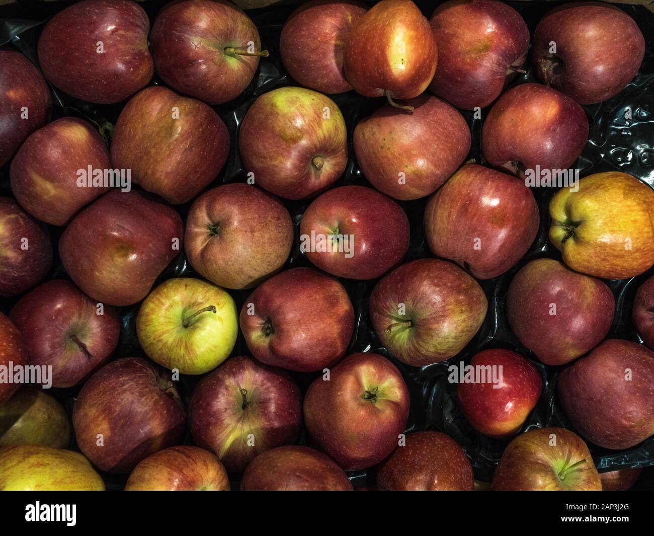 Many red delicious apples in a box Stock Photo - Alamy