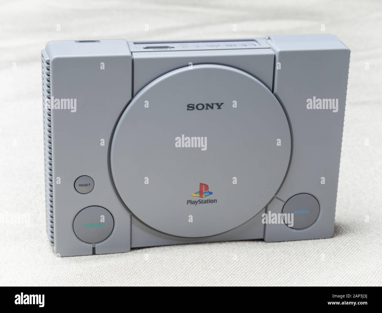 Kids playing playstation hi-res stock photography and images - Alamy