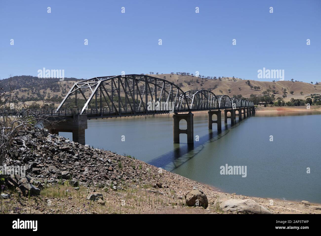 Bethanga Bridge crossing Lake Hume, Border of NSW and VIC, Australia ...
