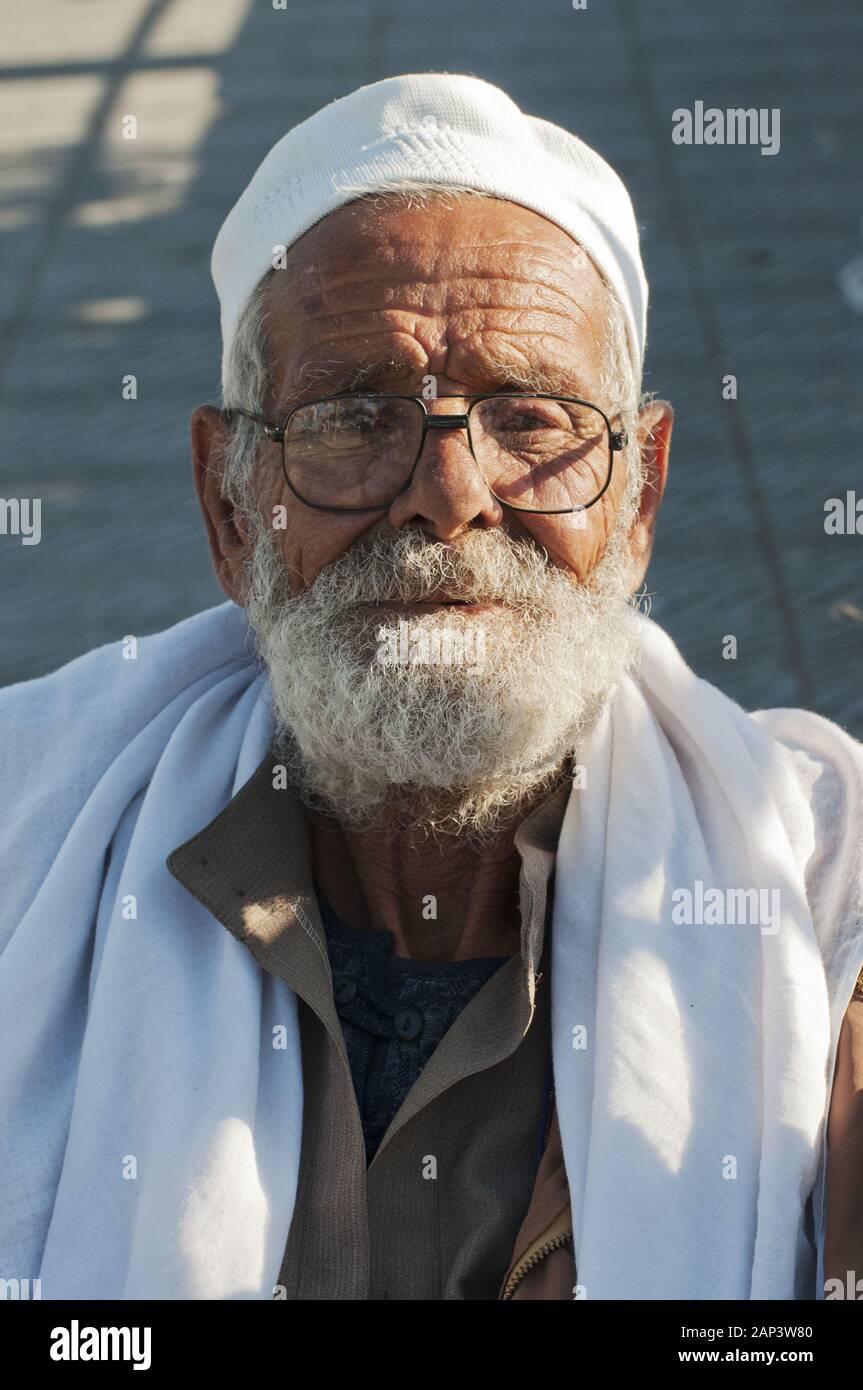 People of Alexandria, Egypt: an elderly man outside a mosque Stock ...