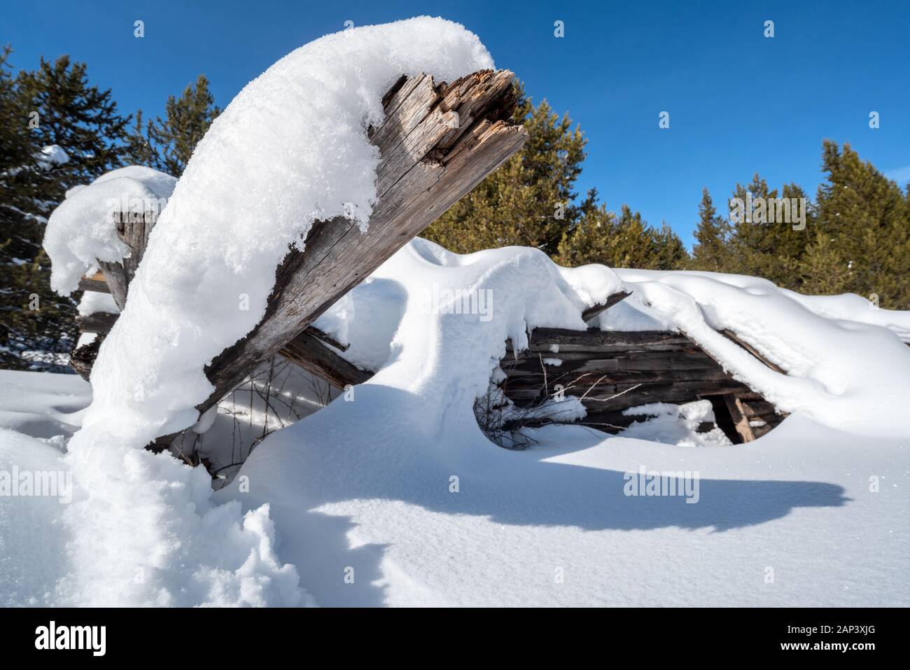 Old log cabin in the snow hi-res stock photography and images - Alamy