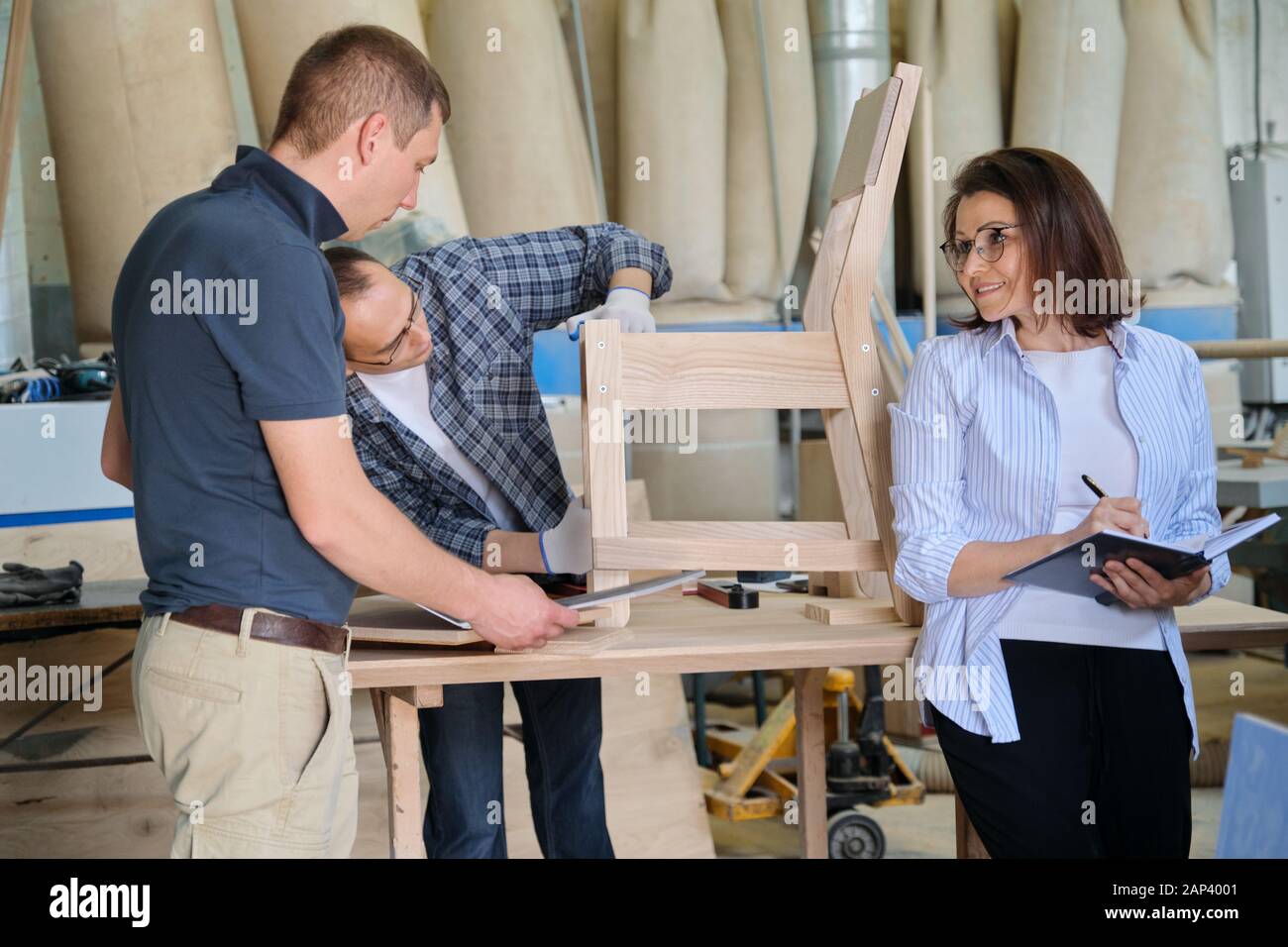 Female carpenter making chair hi-res stock photography and images - Alamy