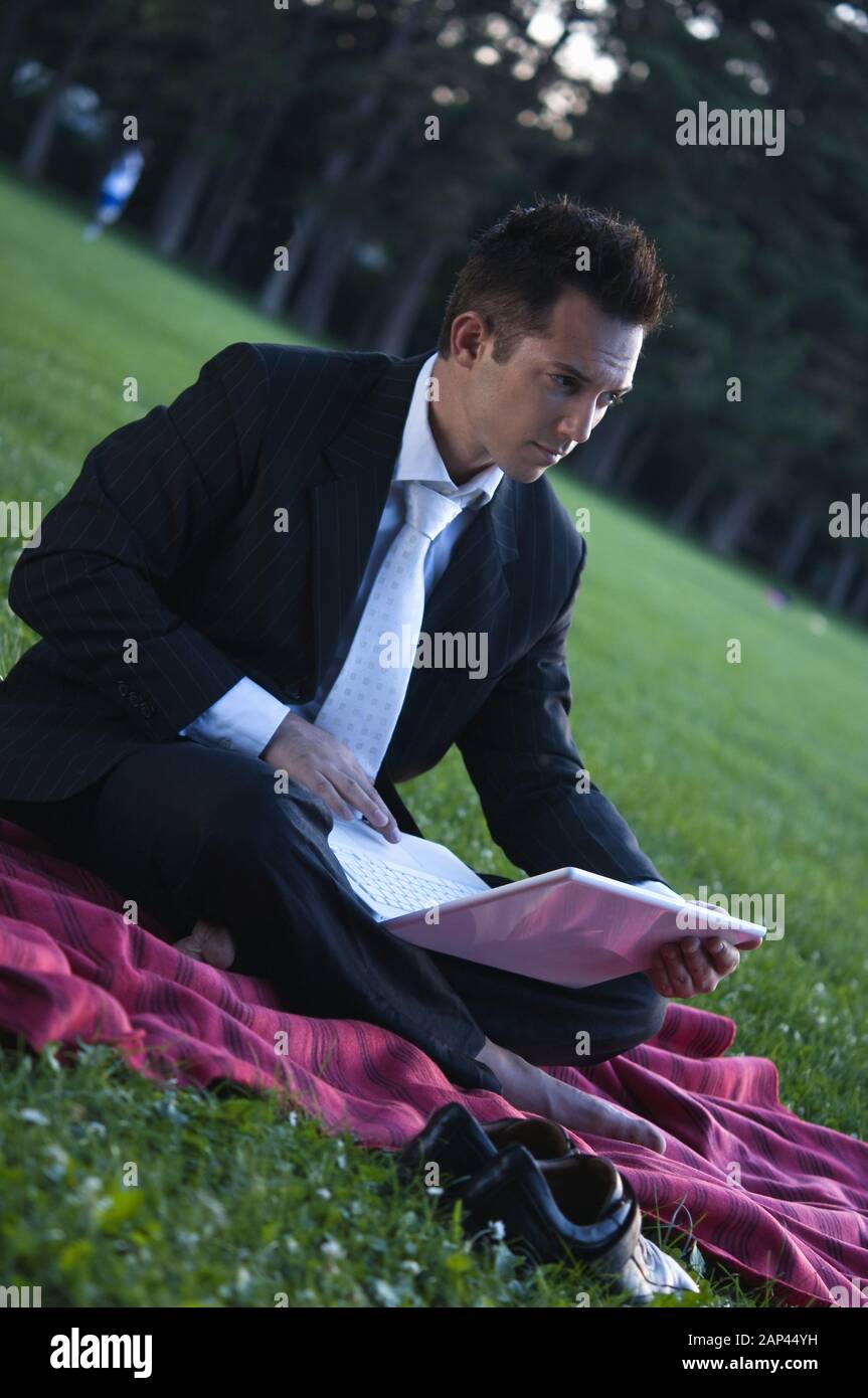 Manager im Park - Manager Working Outdoor Stock Photo - Alamy