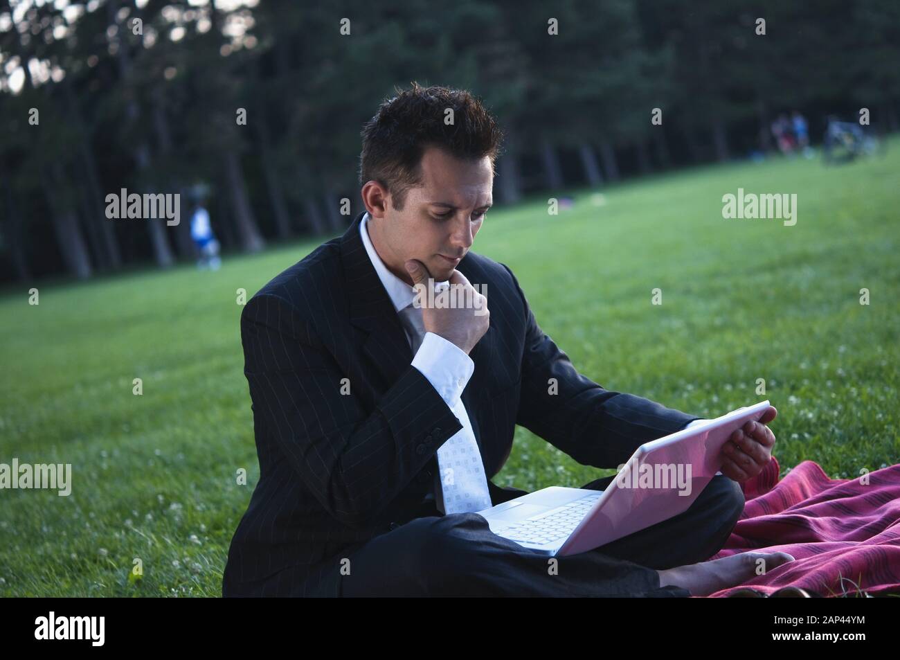 Manager im Park - Manager Working Outdoor Stock Photo - Alamy