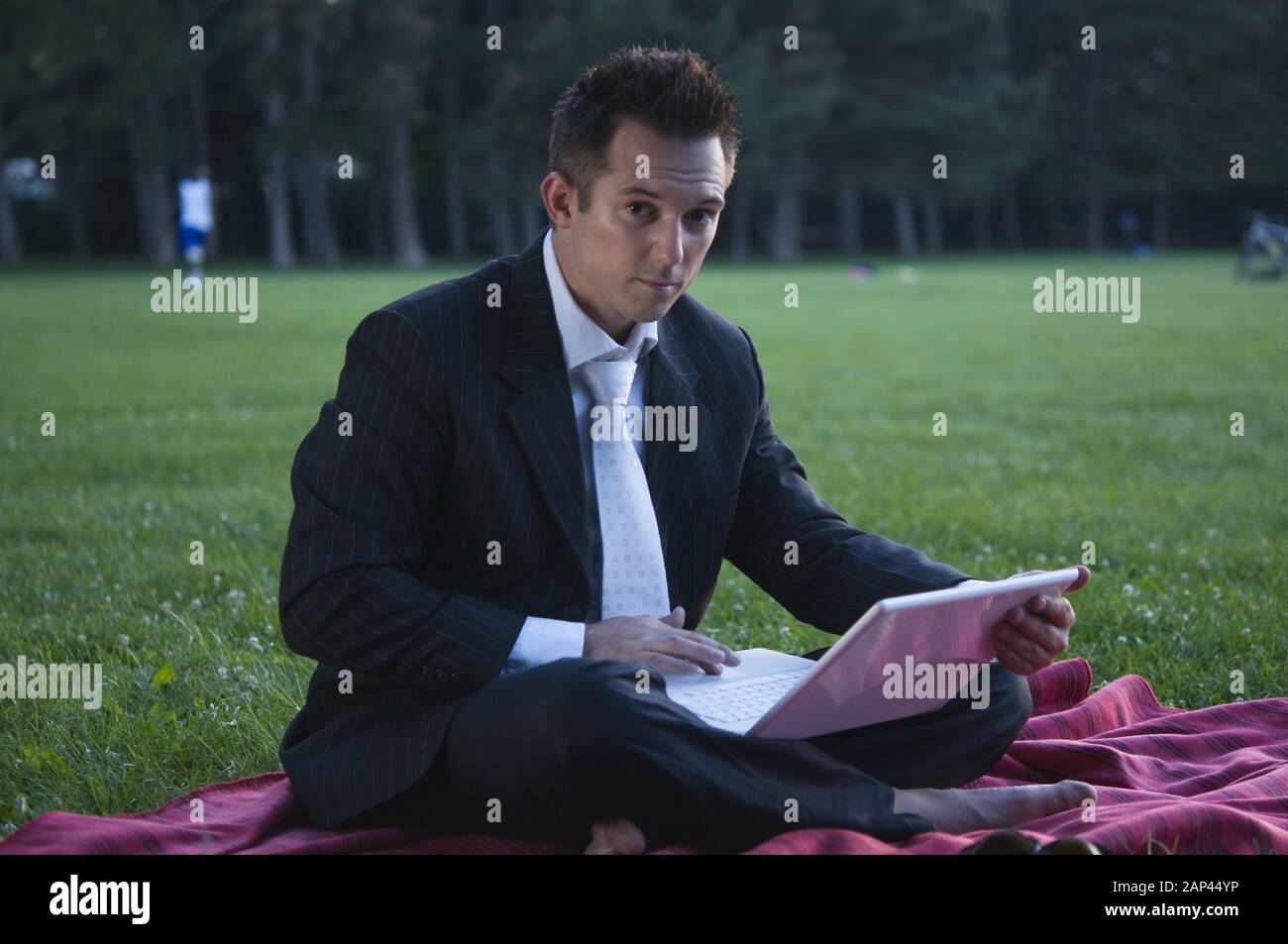 Manager im Park - Manager Working Outdoor Stock Photo - Alamy