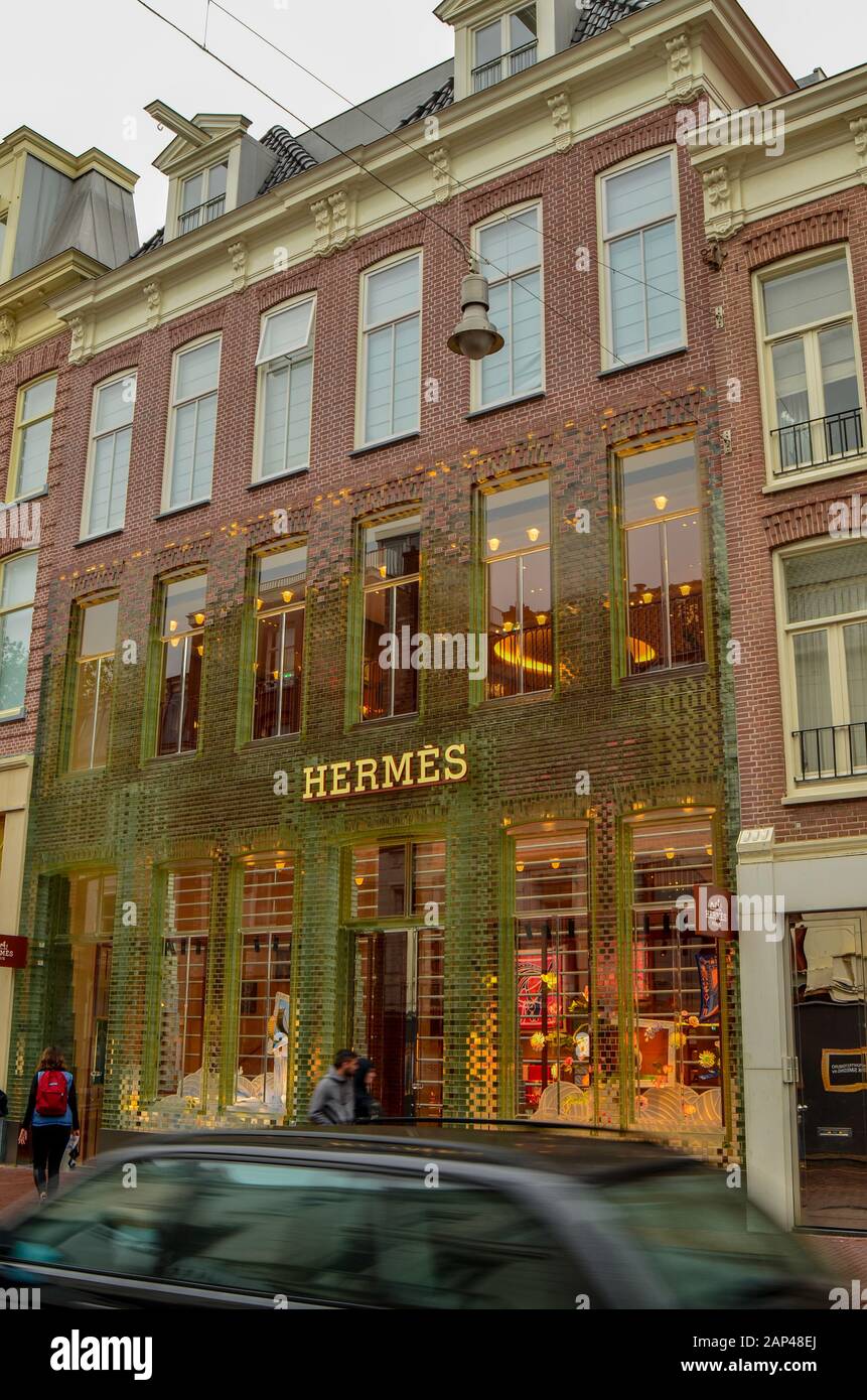 Amsterdam, Holland, August 2019. A rainy day in the shopping street ...