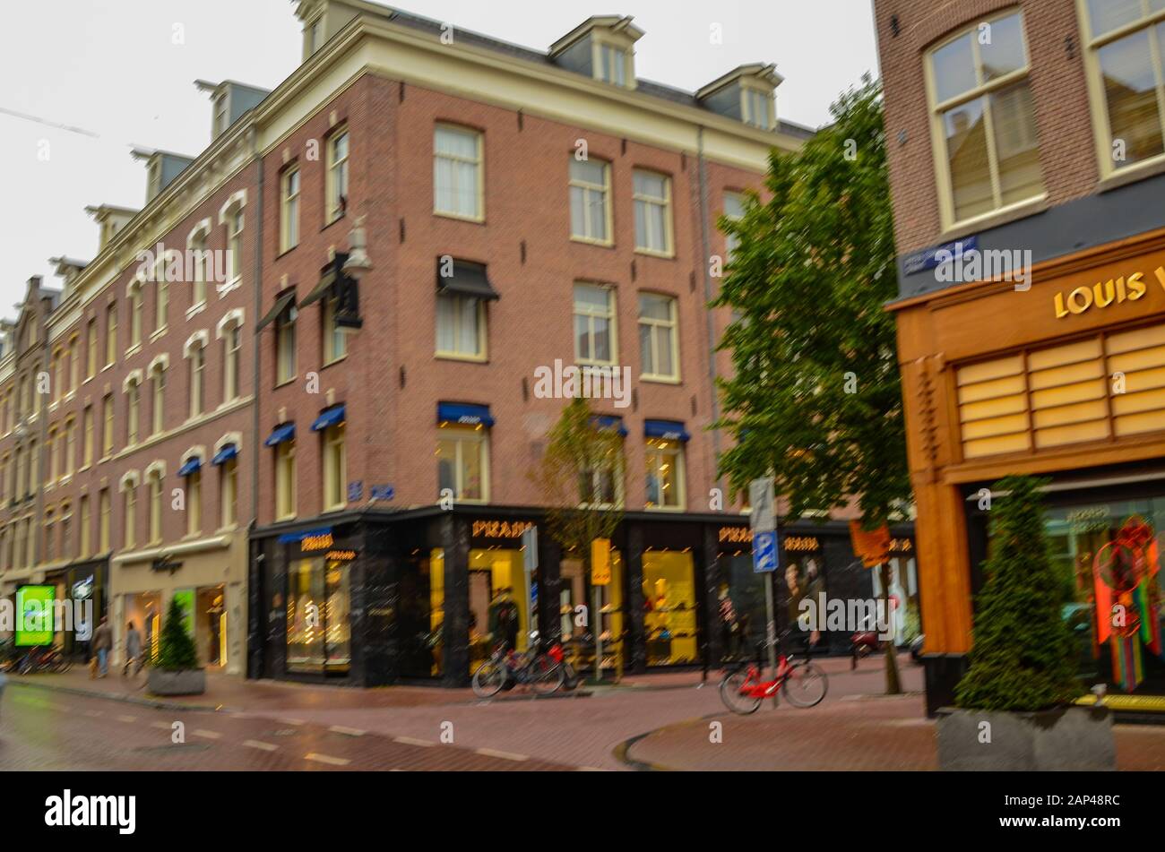 Amsterdam, Holland, August 2019. A rainy day in the shopping street ...