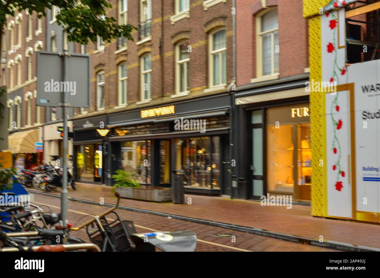 Amsterdam, Holland, August 2019. A rainy day in the shopping street ...