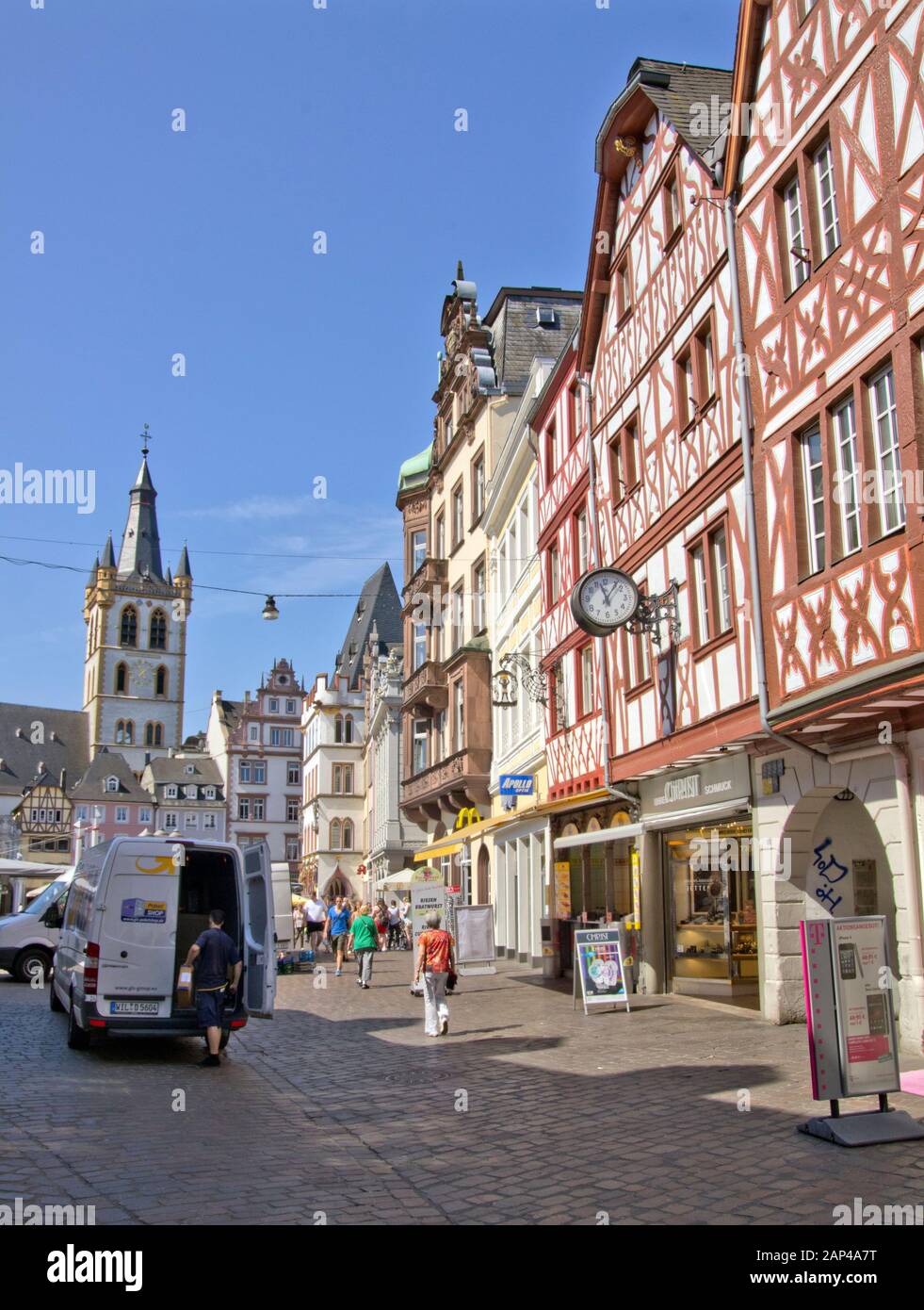 Square color photograph hi-res stock photography and images - Alamy