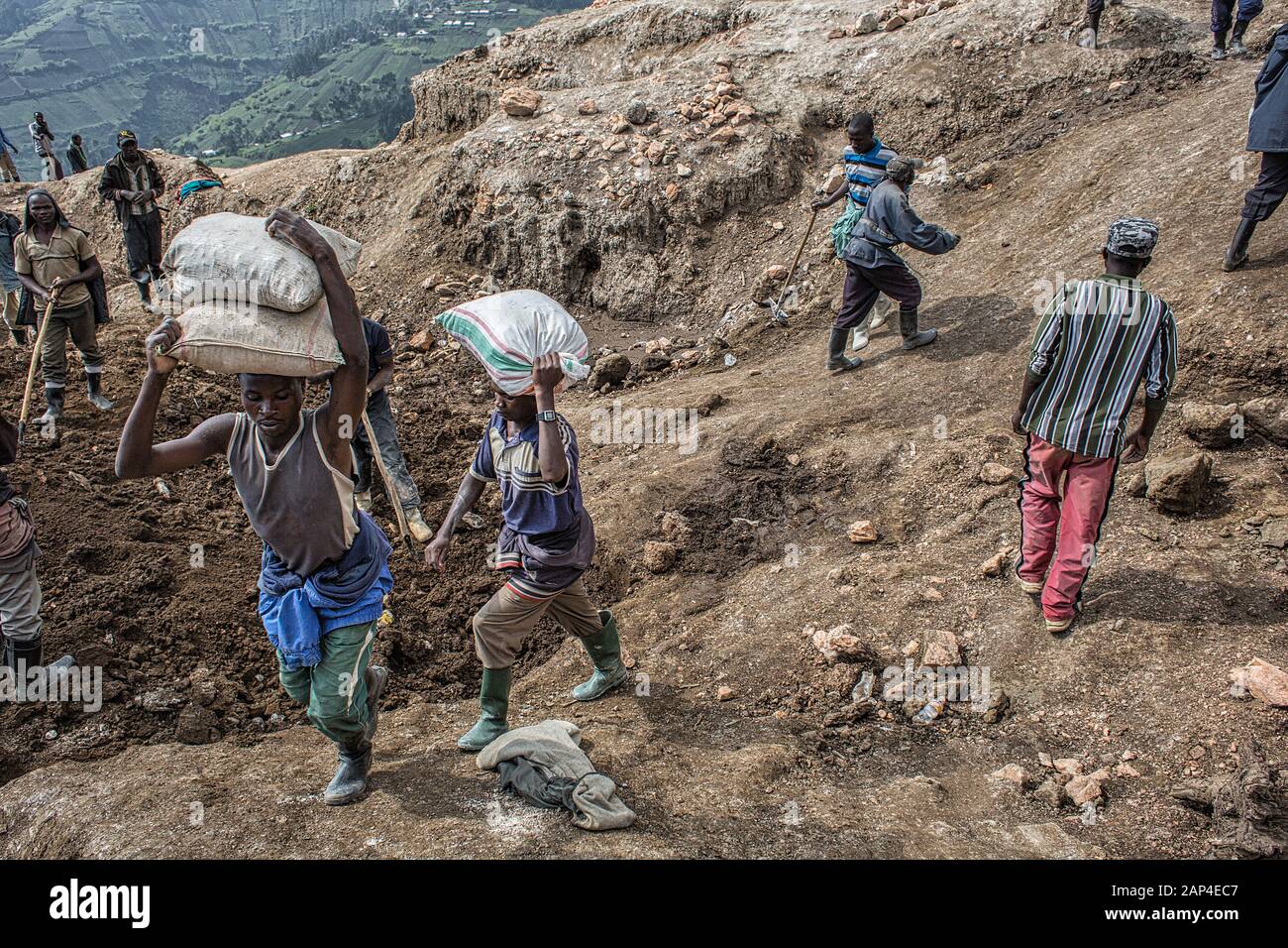 Artisanal illegal mining (Republic Democratic of Congo Stock Photo - Alamy