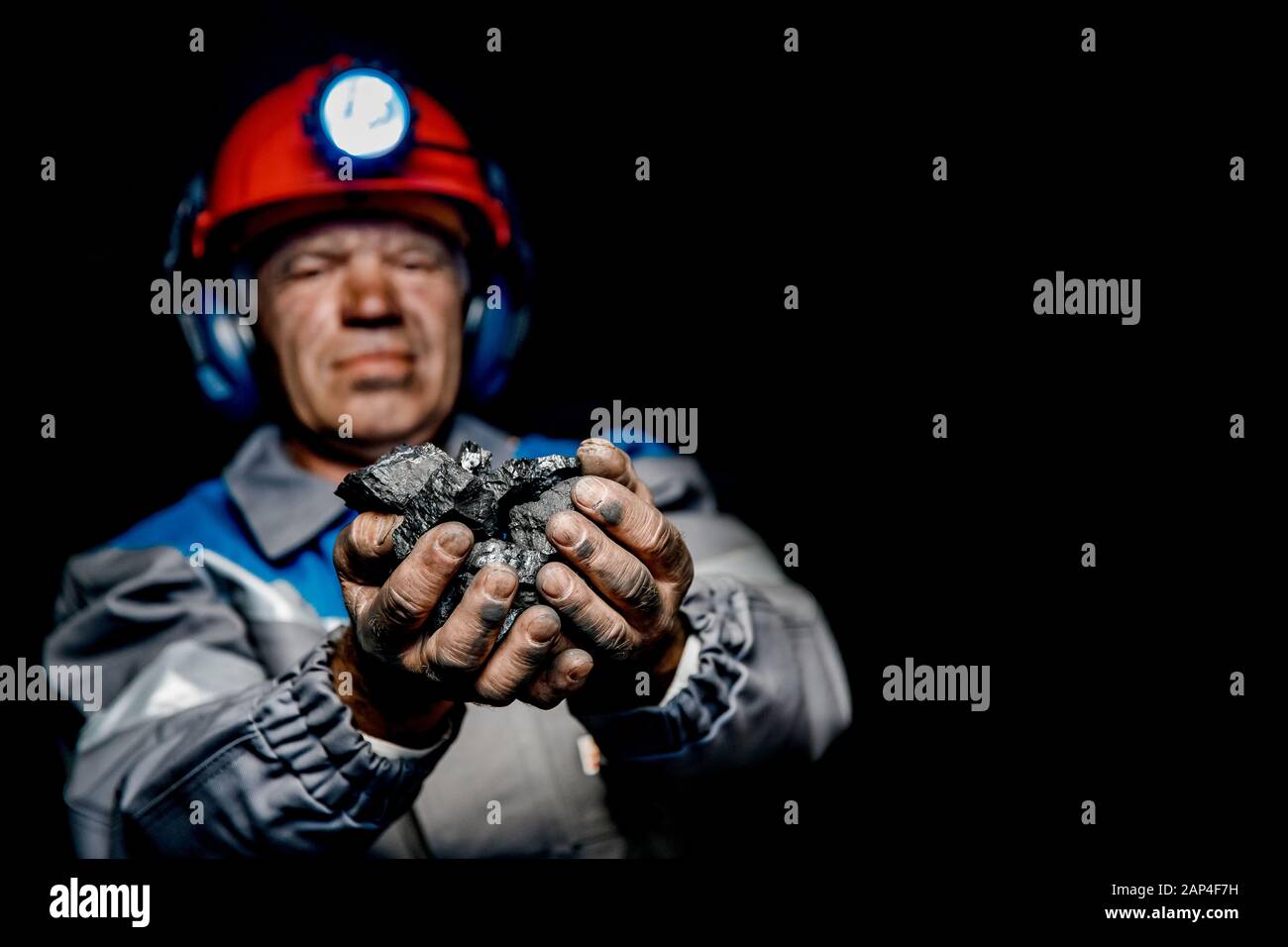 Gold mineral hands hi-res stock photography and images - Alamy