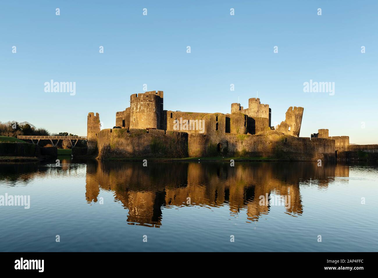 Caerphilly castle south wales hi-res stock photography and images - Alamy