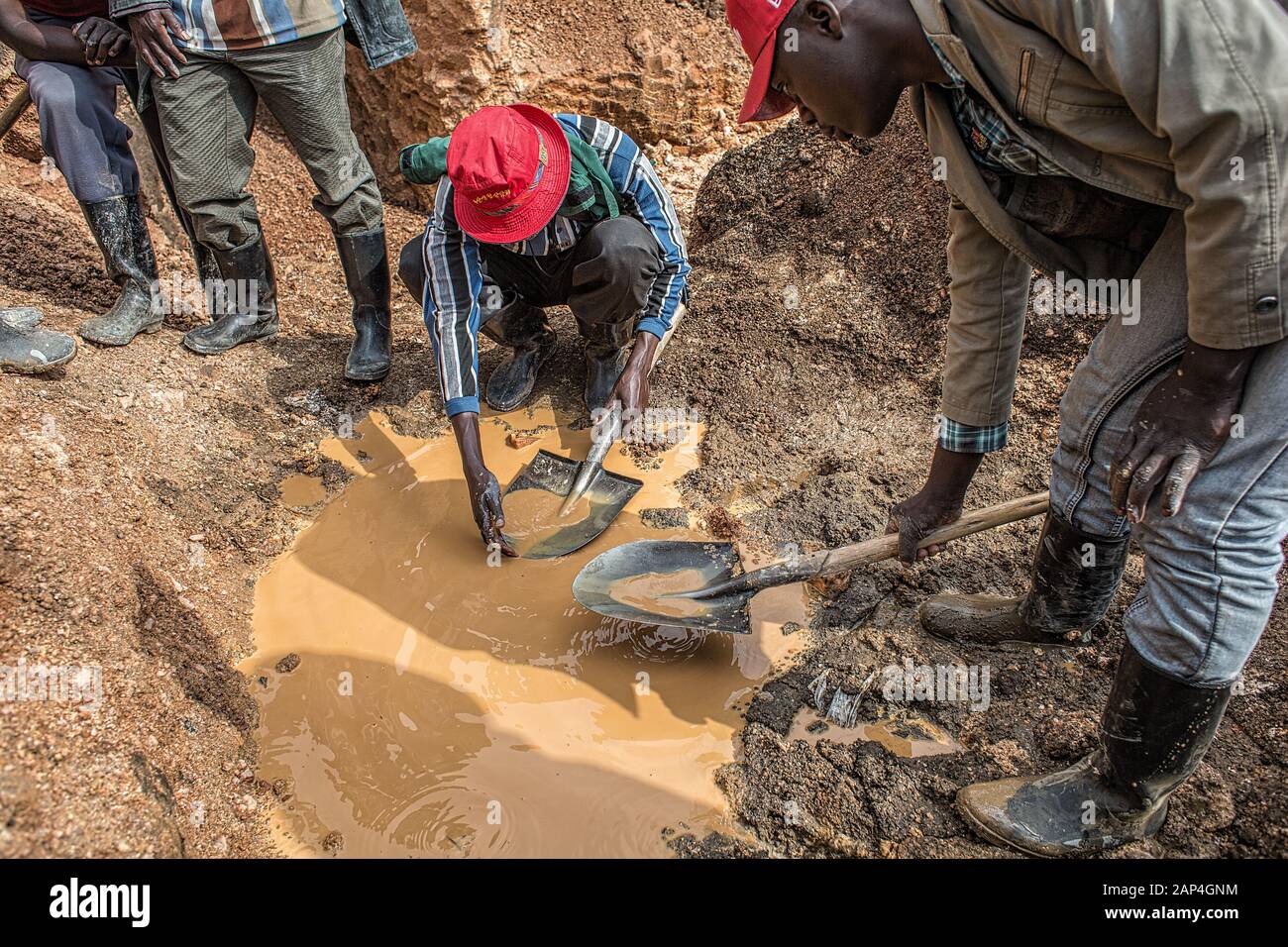 Coltan illegal mineral extraction in Democratic Republic of Congo Stock ...